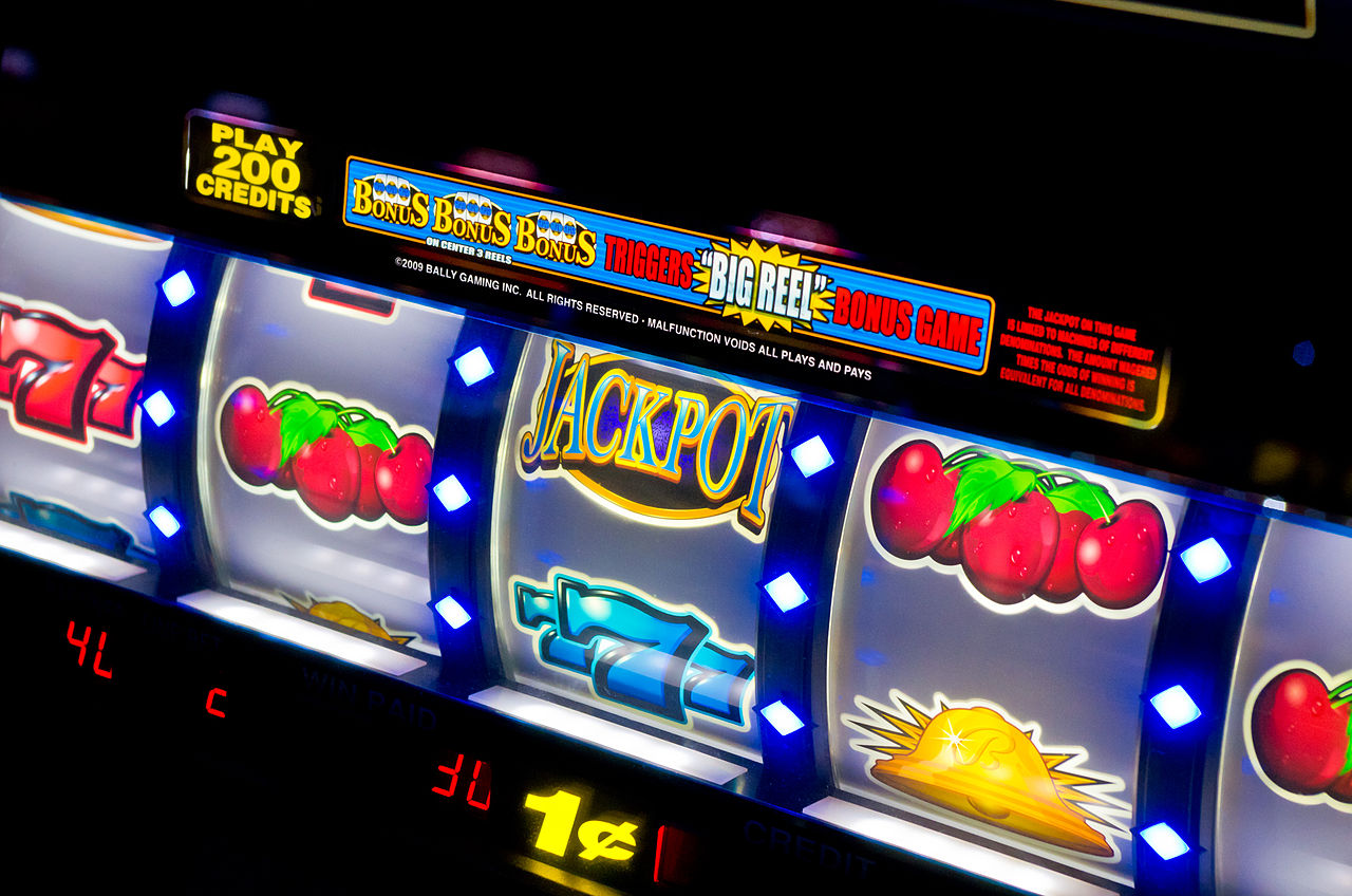 1280px-Slot_machines_3 - ADDICTOHUG